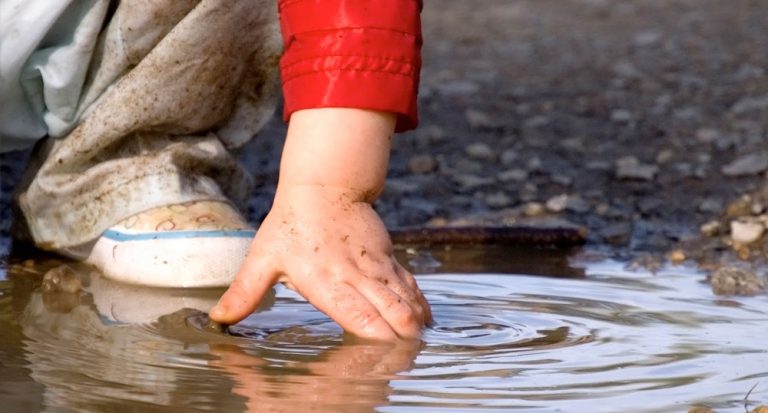 kid-playing-in-puddle - Modern Learners